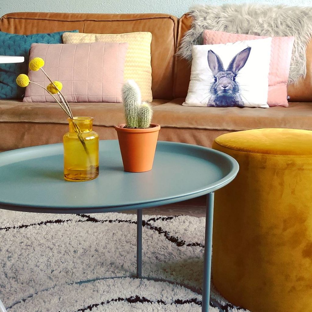 Gele velours poef en mintgroene salontafel - Shopinstijl.nl ...