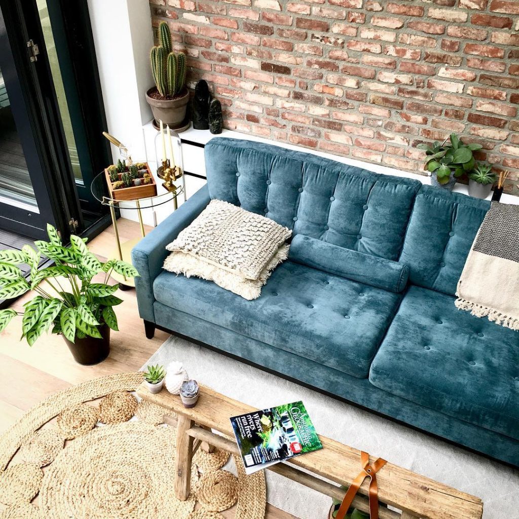 Blauwe bank van velours in een moderne aanbouw - Shopinstijl.nl