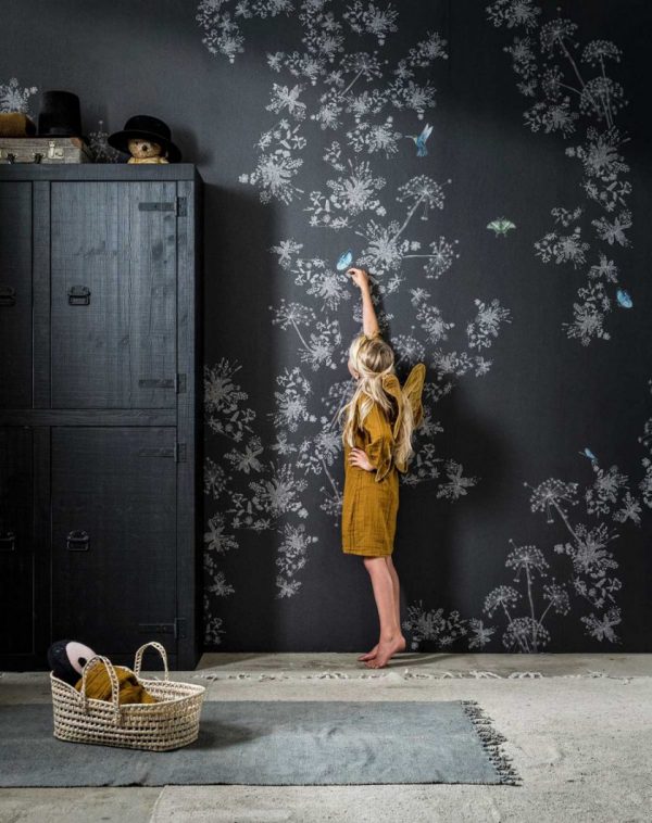 Donker behang met wilde bloemen in de kinderkamer - Shopinstijl.nl