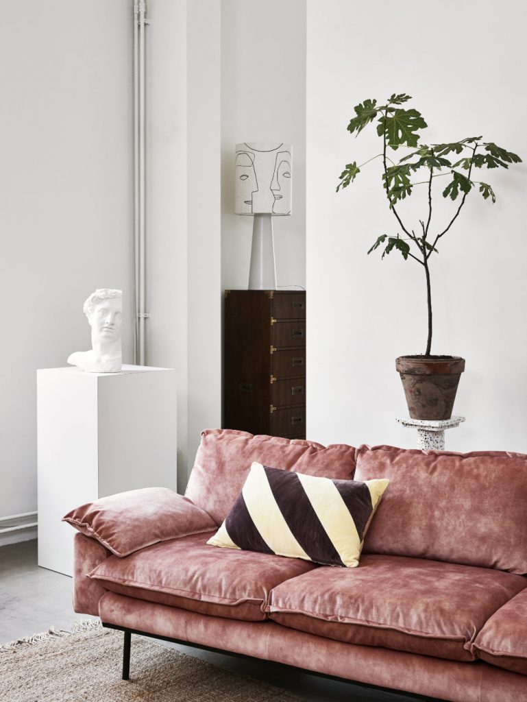 Roze velours bank in de witte woonkamer - Shopinstijl.nl - Shopinstijl.nl